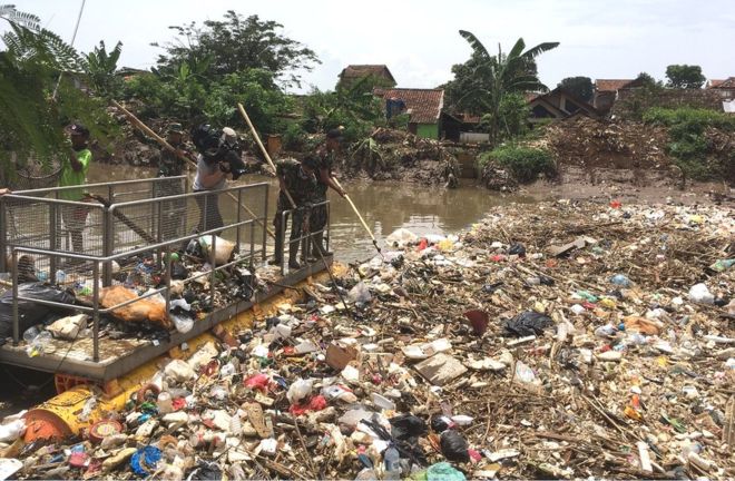 Army Called In to Help Clear Indonesian Rivers, Canals of Plastic Waste ...